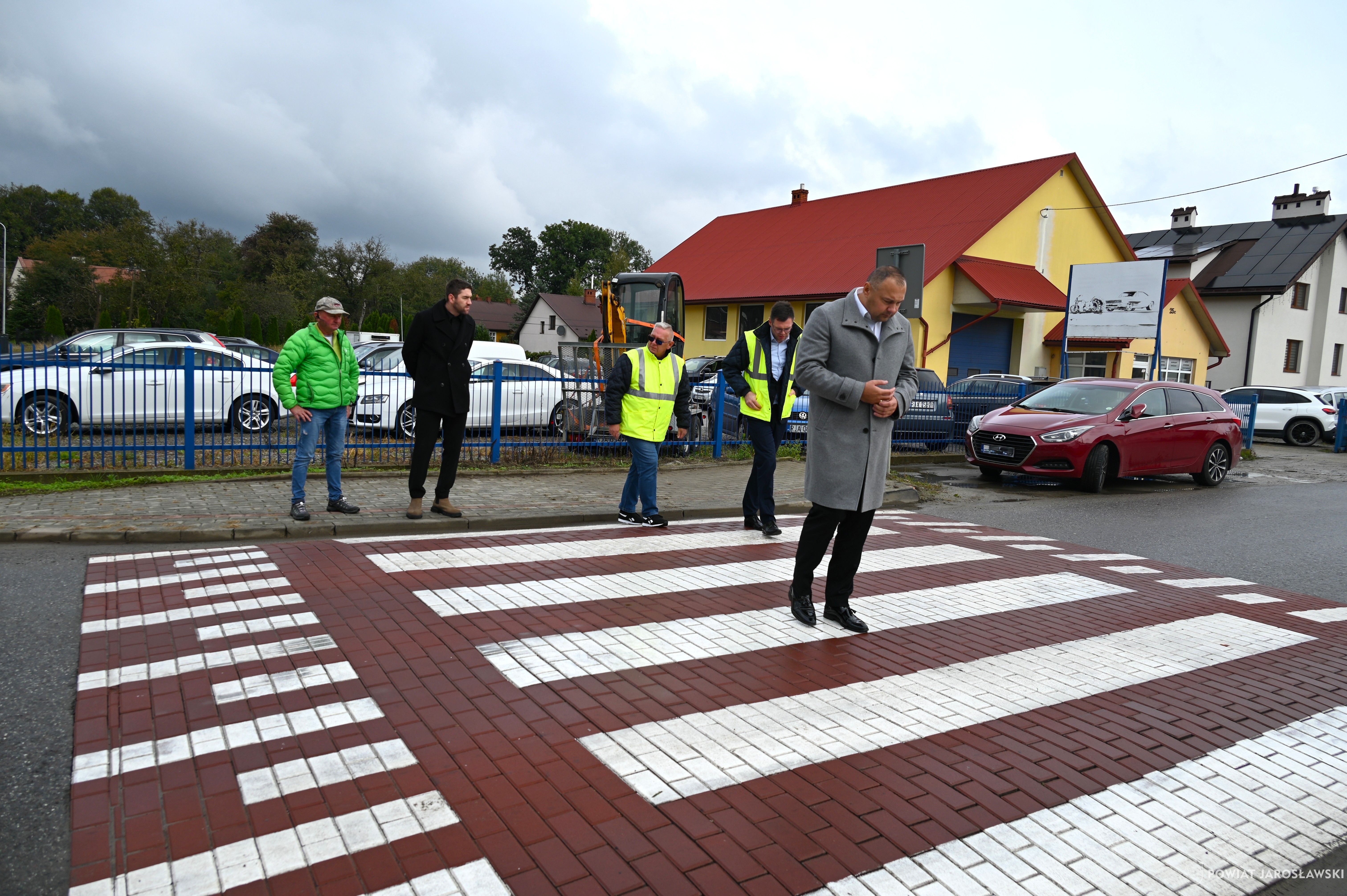 Bezpieczniej w Pawłosiowie – nowe przejście dla pieszych już gotowe!